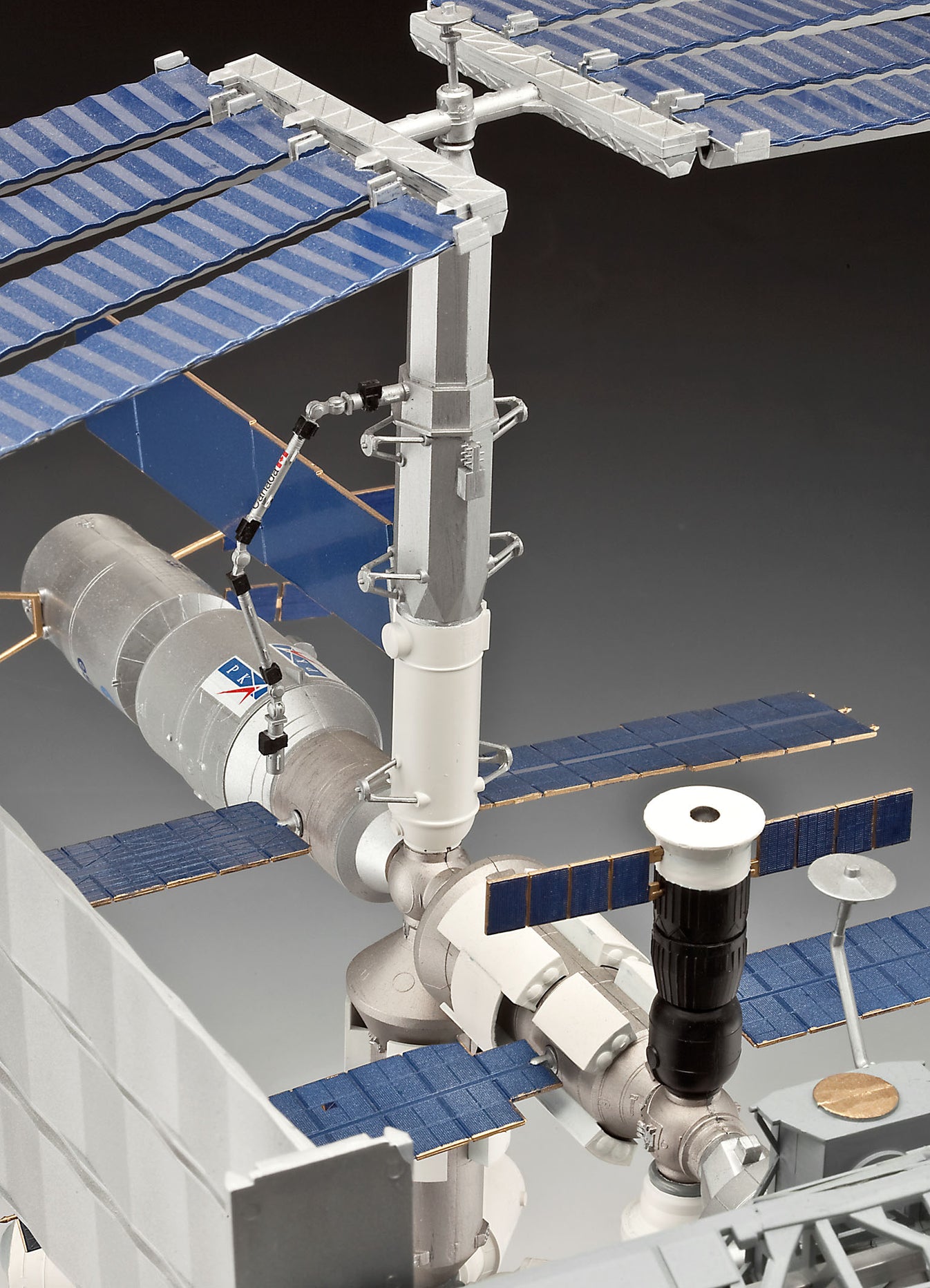 Revell 05651 ISS 25th Anniversary Platnium Edition (1:144) – Rails