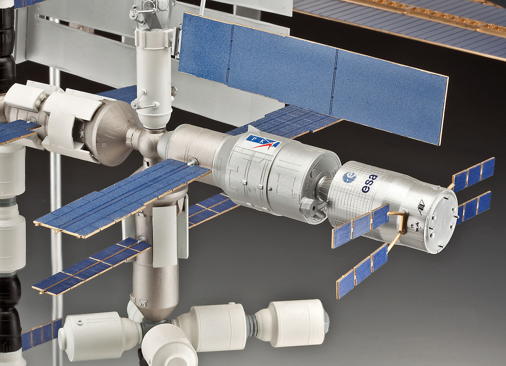 Revell 05651 ISS 25th Anniversary Platnium Edition (1:144) – Rails