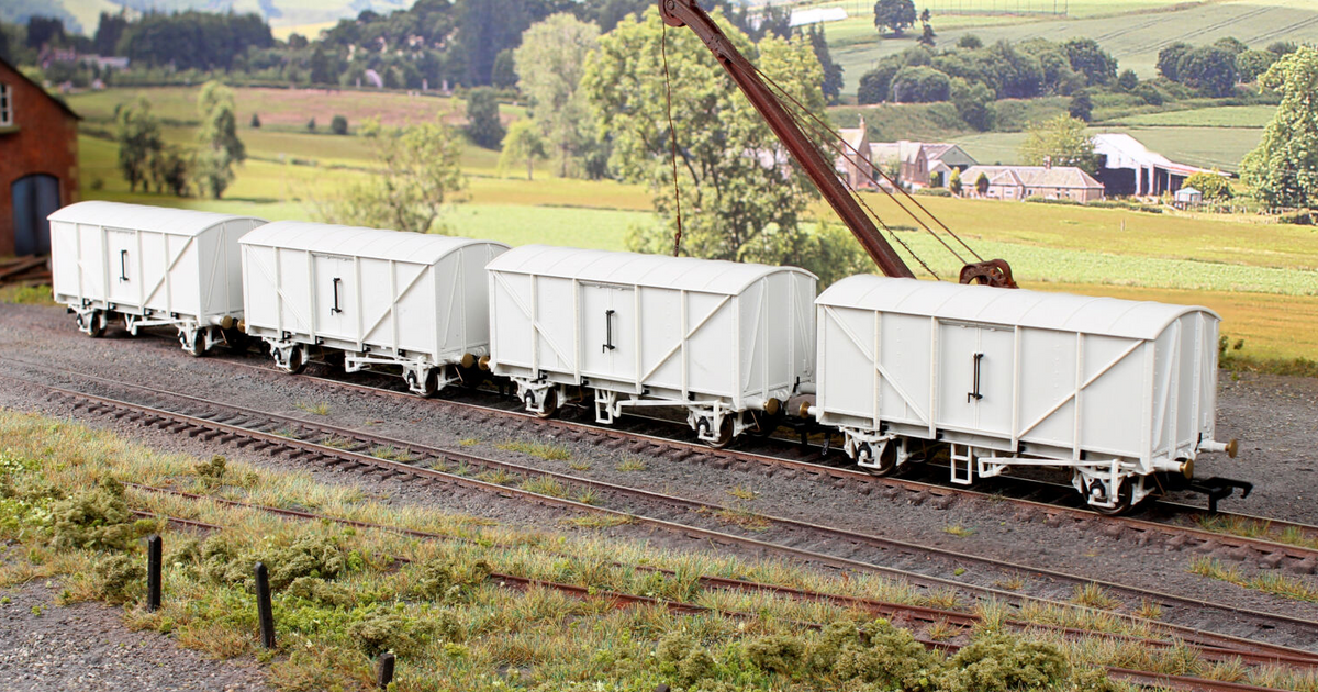 Rapido Trains UK 957007 BR 1/801 Parcels (SPV) Van No.E87934 – Rails of ...