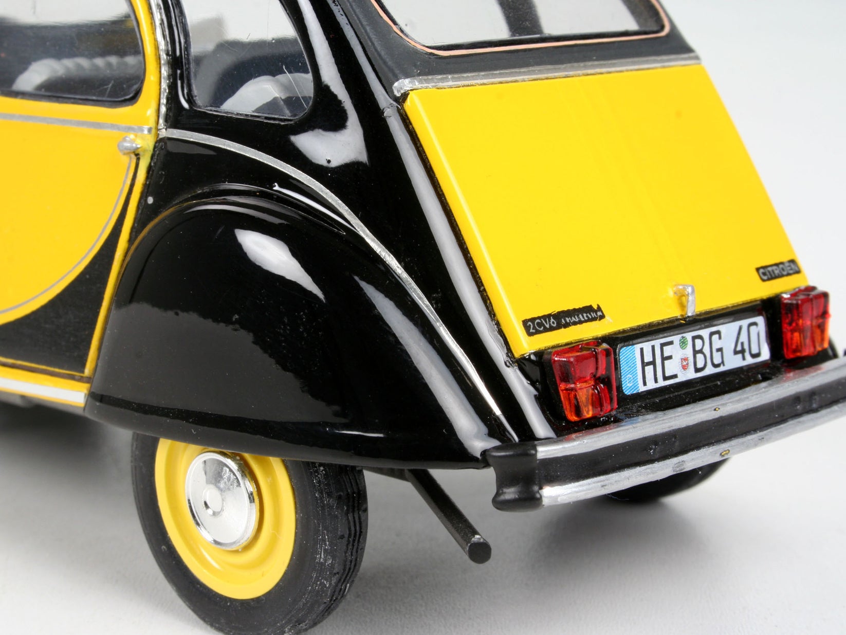 Revell 07095 Citroen 2CV Charleston (1:24 Scale) Model Kit – Rails