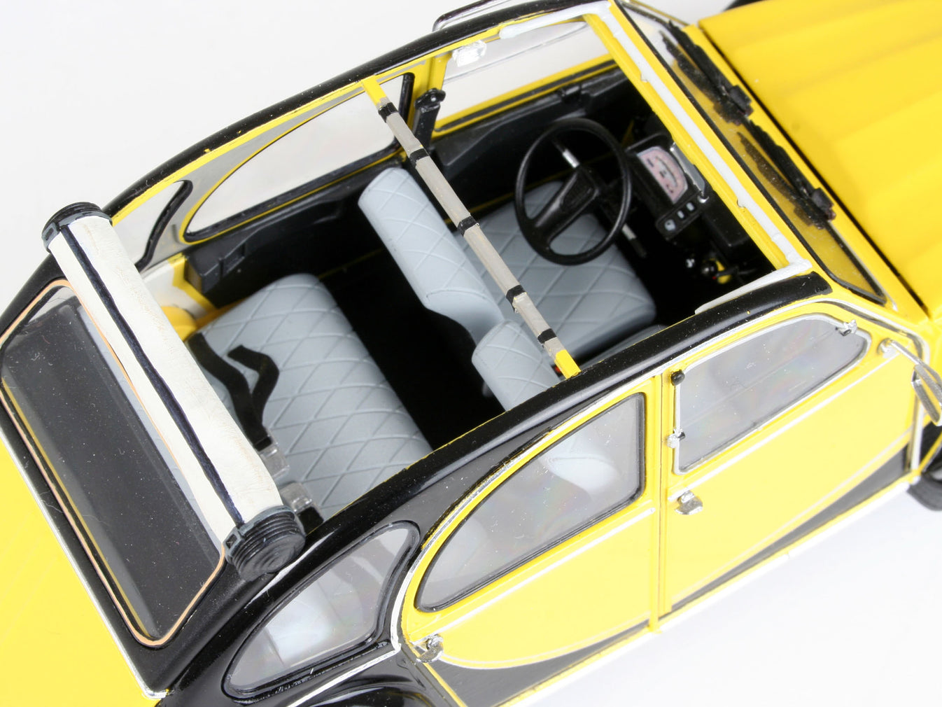 Revell 07095 Citroen 2CV Charleston (1:24 Scale) Model Kit – Rails