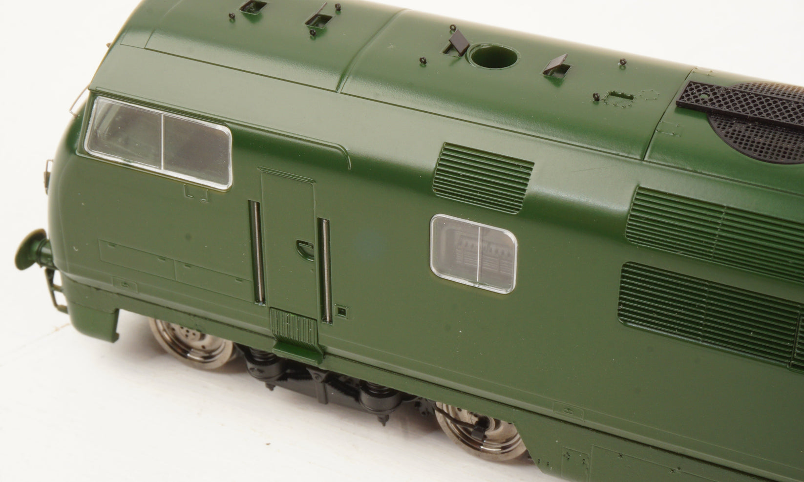 Heljan Class 42 'Warship' V1 BR Green 'Sir Brian Robertson' No.D800 ...