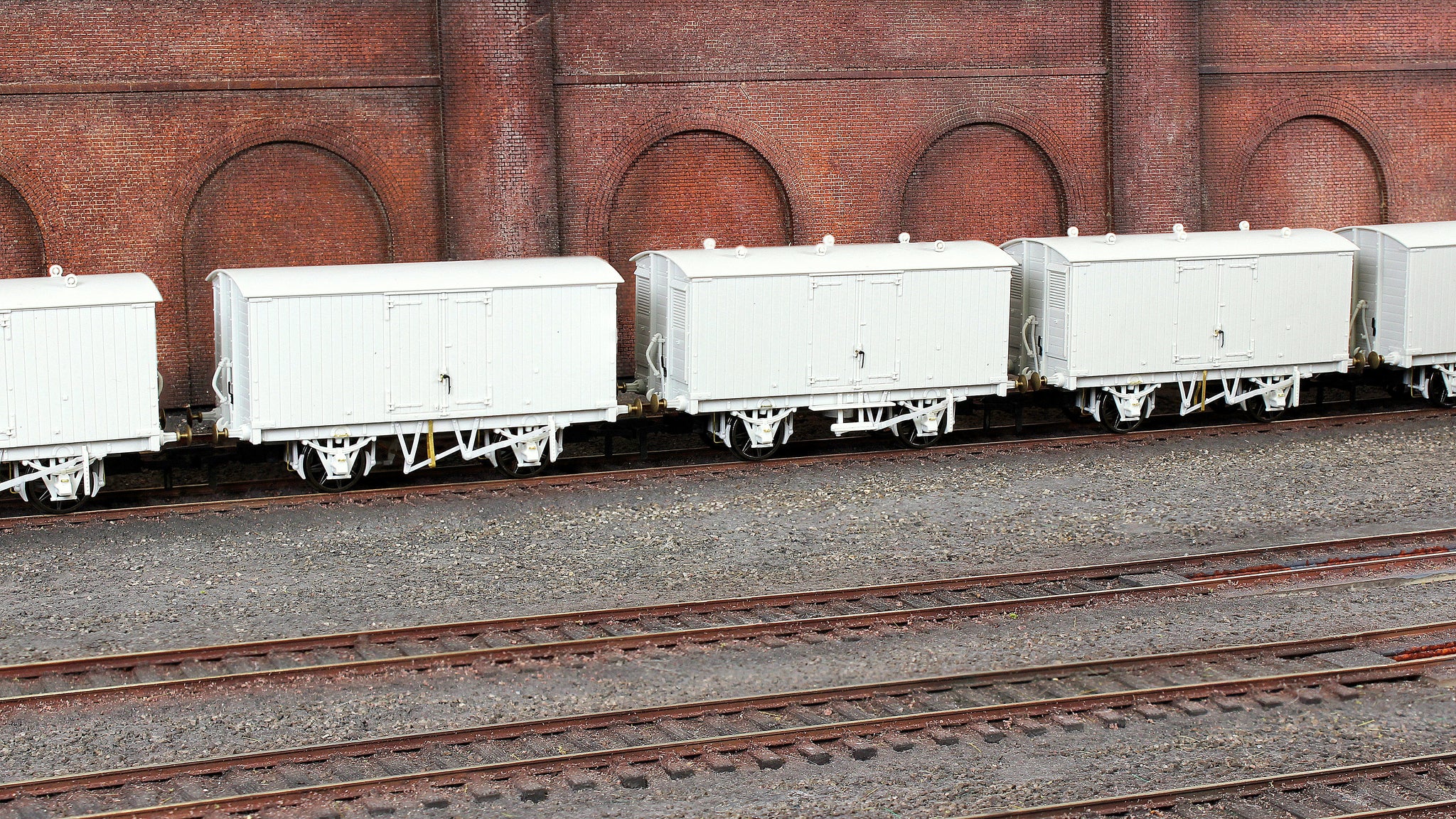 Rapido Trains UK 930001 GNR 8 Ton Van - GN Livery No.10959 – Rails