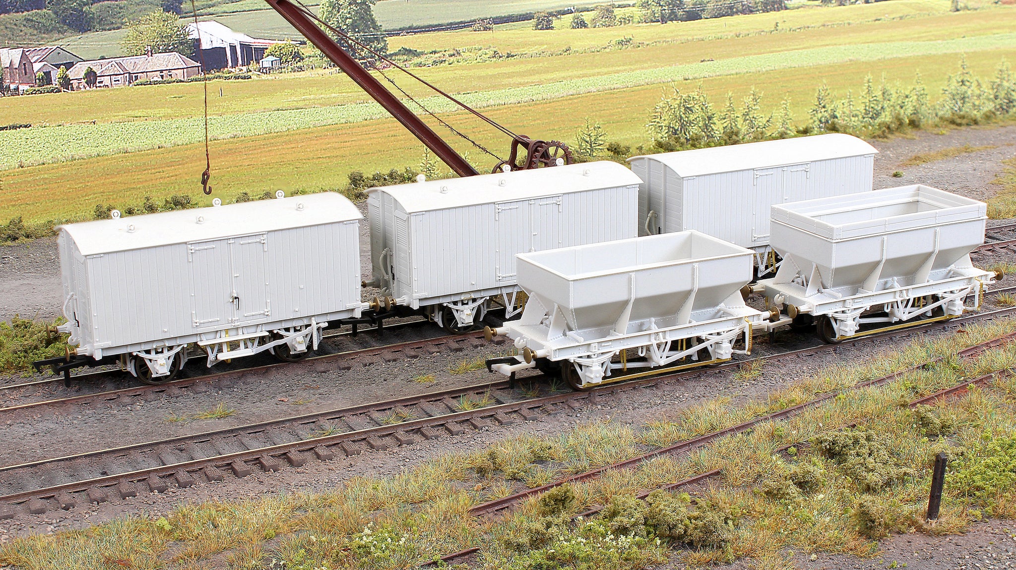 Rapido Trains UK 930005 GNR 8 Ton Van - GN Fruit Livery – Rails