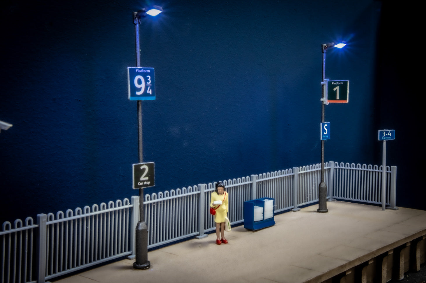 DCC Concepts DML-MPS Modern Station Platform Signs (Value – Rails