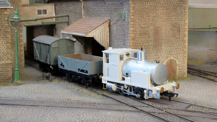 Rapido Trains UK 965010 Andrew Barclay Fireless 0-4-0 - Lined – Rails