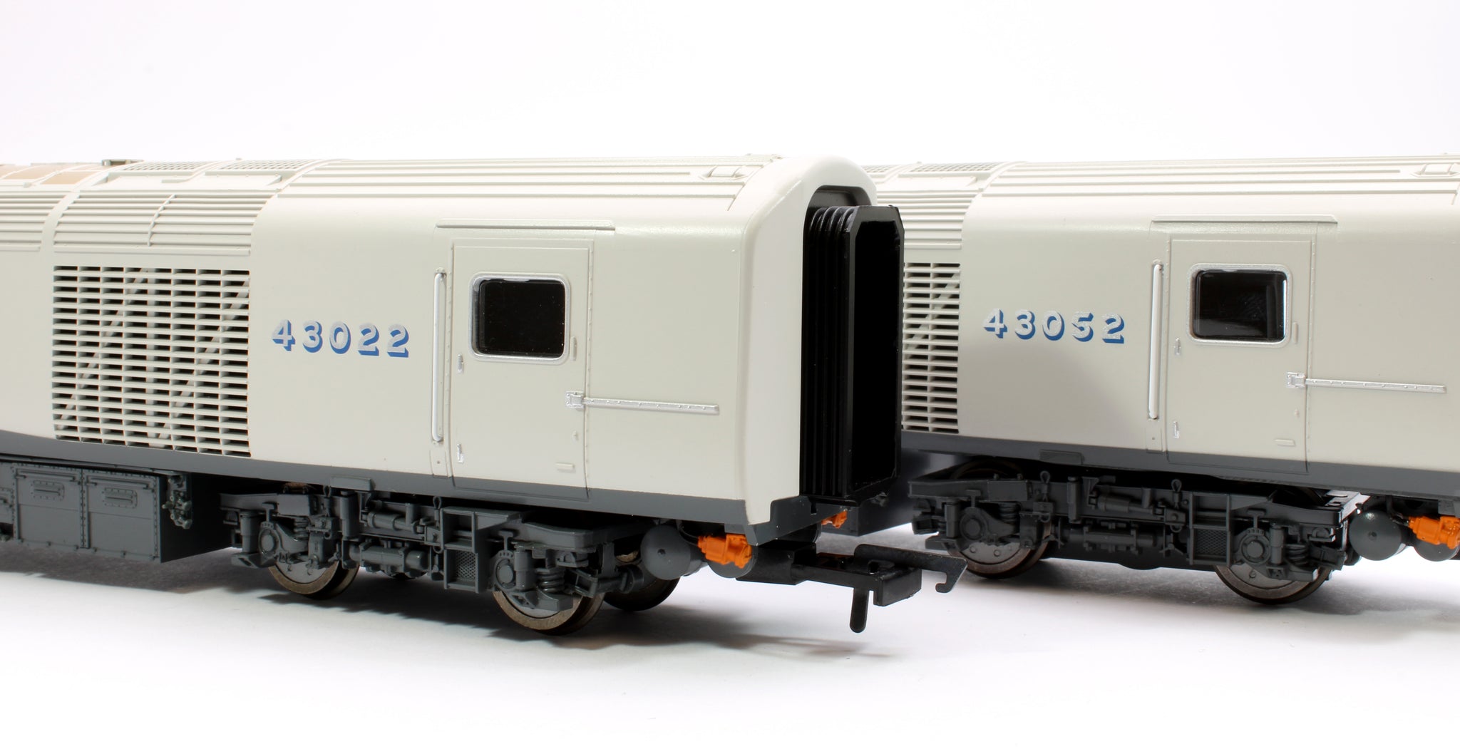 Hornby R30215 Class 43 HST Power Cars '43022 & 43052' HM Queen Elizabeth II Platinum – Rails of ...