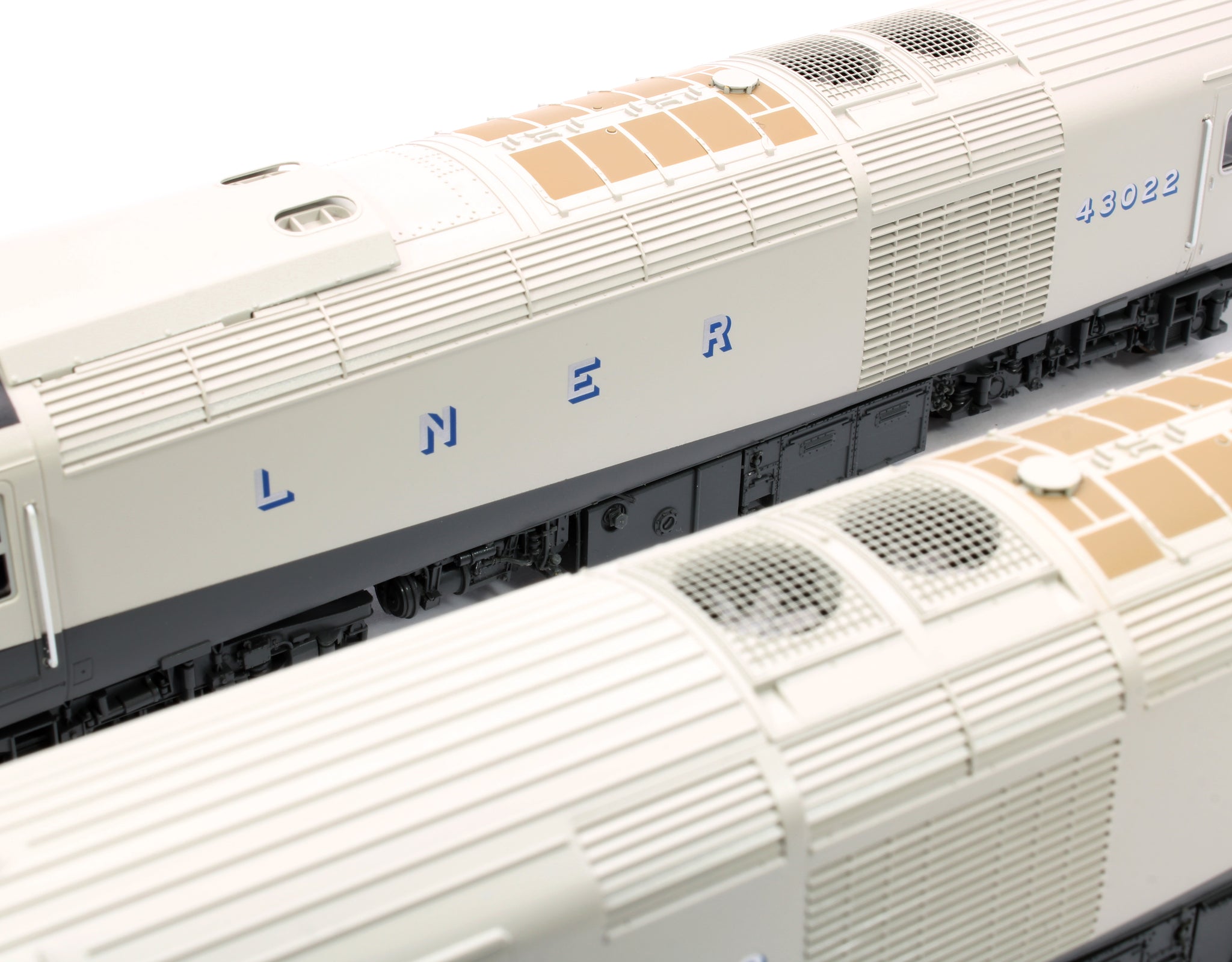 Hornby R30215 Class 43 HST Power Cars '43022 & 43052' HM Queen Elizabeth II Platinum – Rails of ...