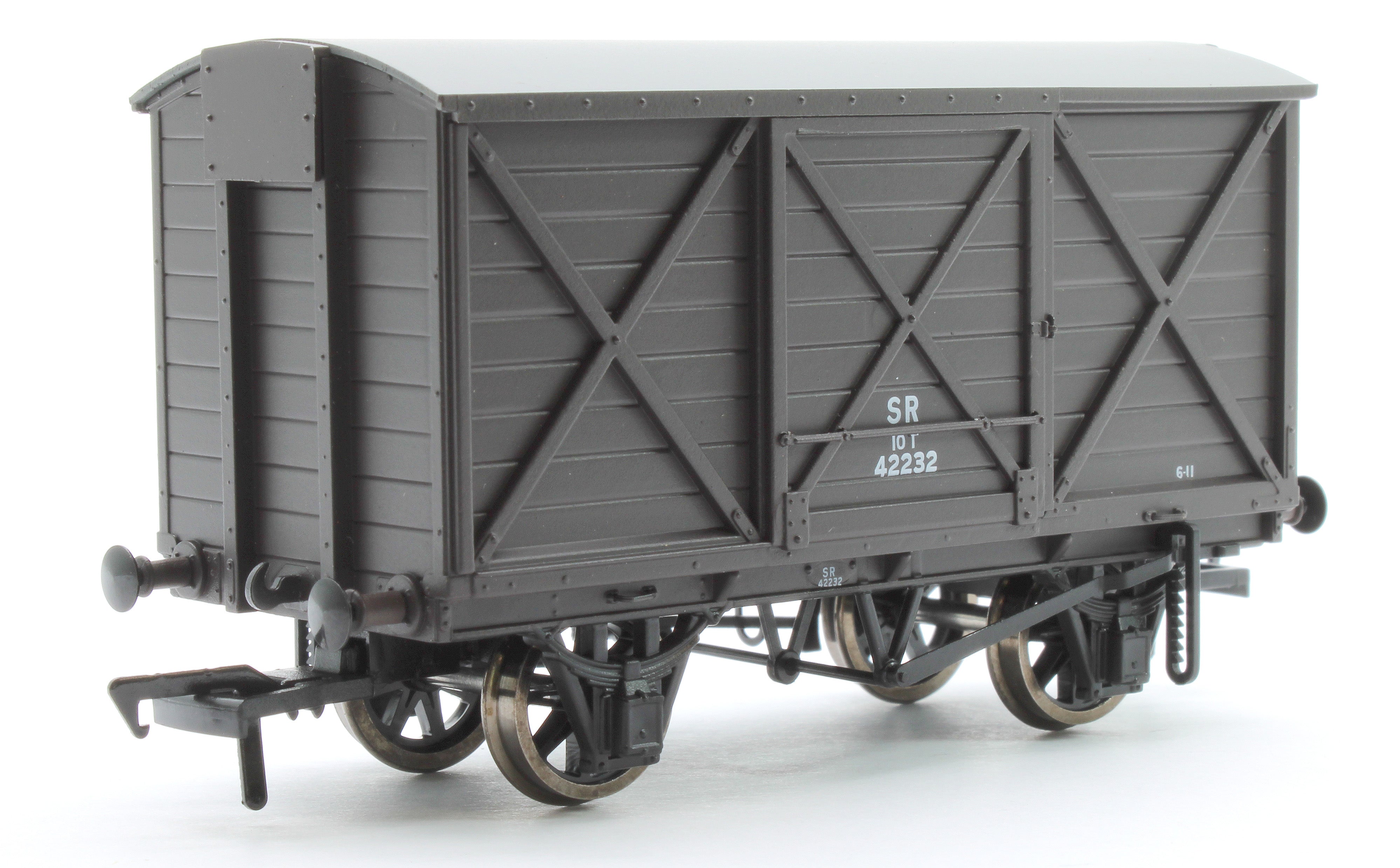 EFE Rail E87054 LSWR 10T Ventilated Van SR Brown (Late) 42232 – Rails