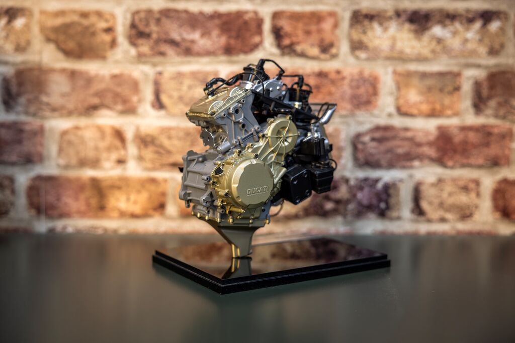 Pocher HKM124 Ducati Superquadro - V2 Engine 1:4 Scale Model – Rails