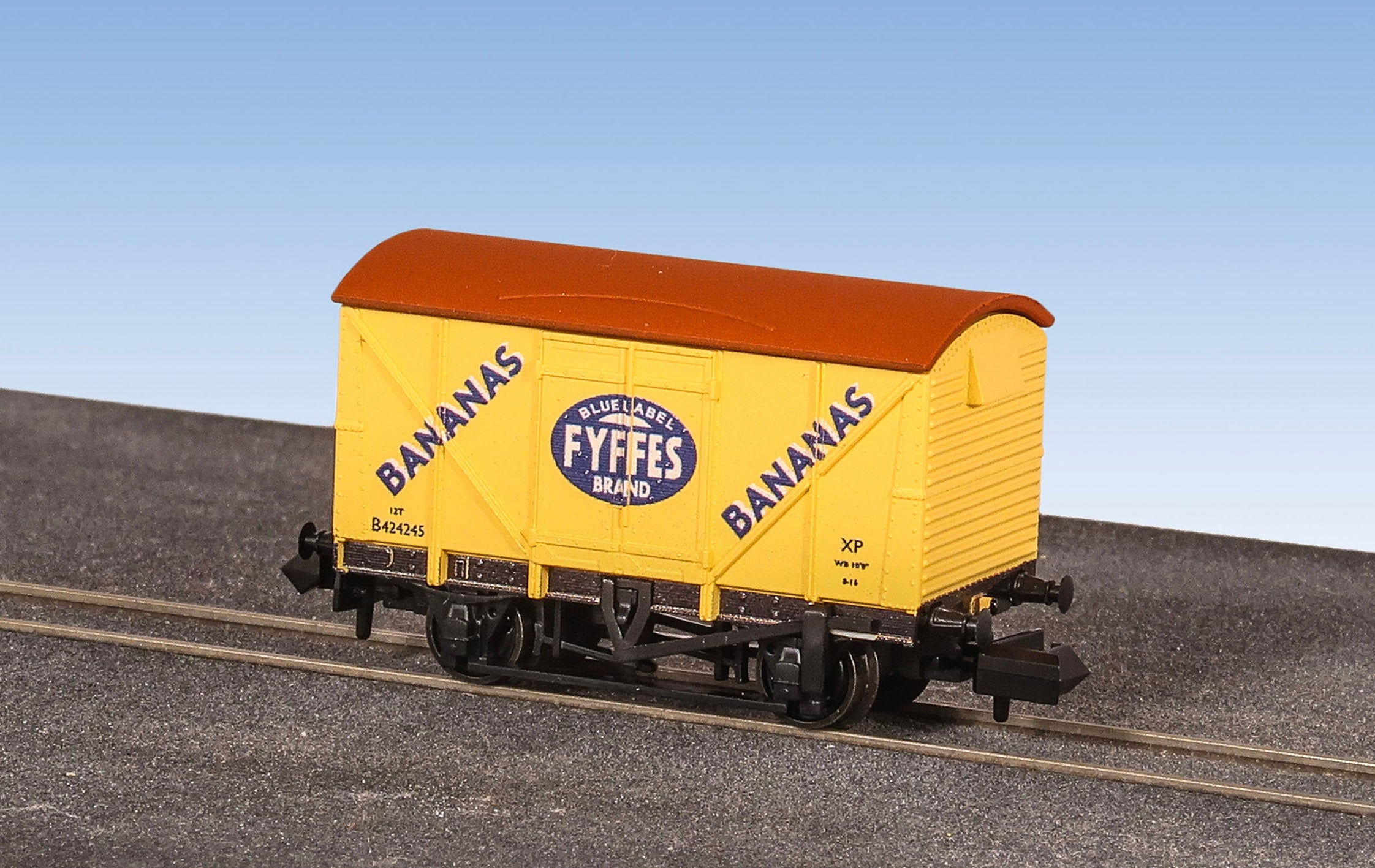 Peco 12 Ton BR Van Fyffes Bananas B424245 – Rails of Sheffield