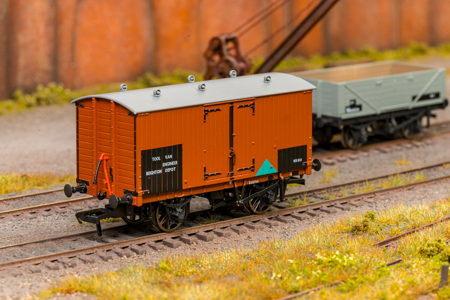 Rapido Trains UK 930015 GNR 8 Ton Van - BR Tool Van – Rails