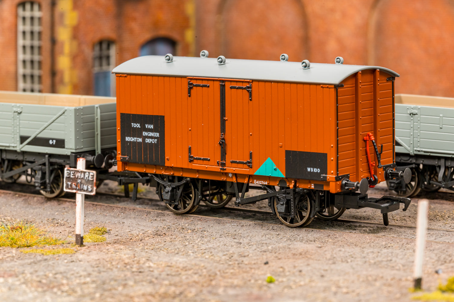 Rapido Trains UK 930015 GNR 8 Ton Van - BR Tool Van – Rails