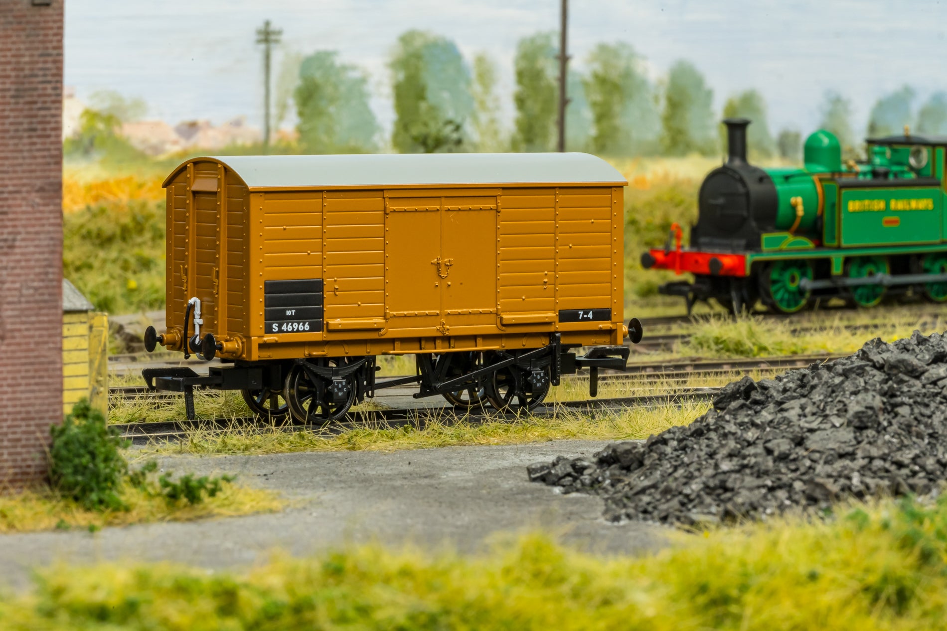 Rapido Trains UK 979014 LB&SCR Dia.8-Ton Goods Van BR – Rails