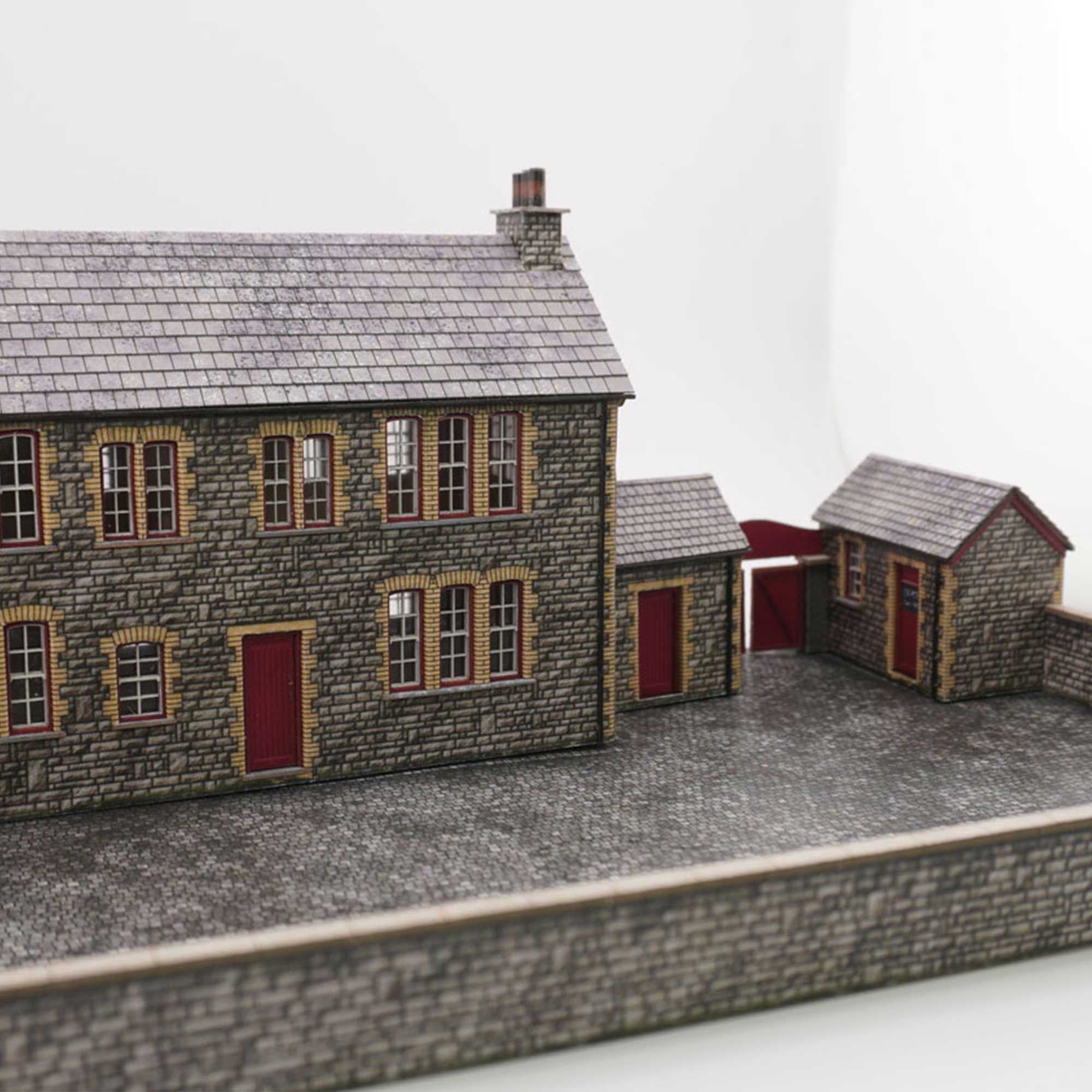 Scale Model Scenery KX120 OO/HO Victorian Ale House/Country – Rails