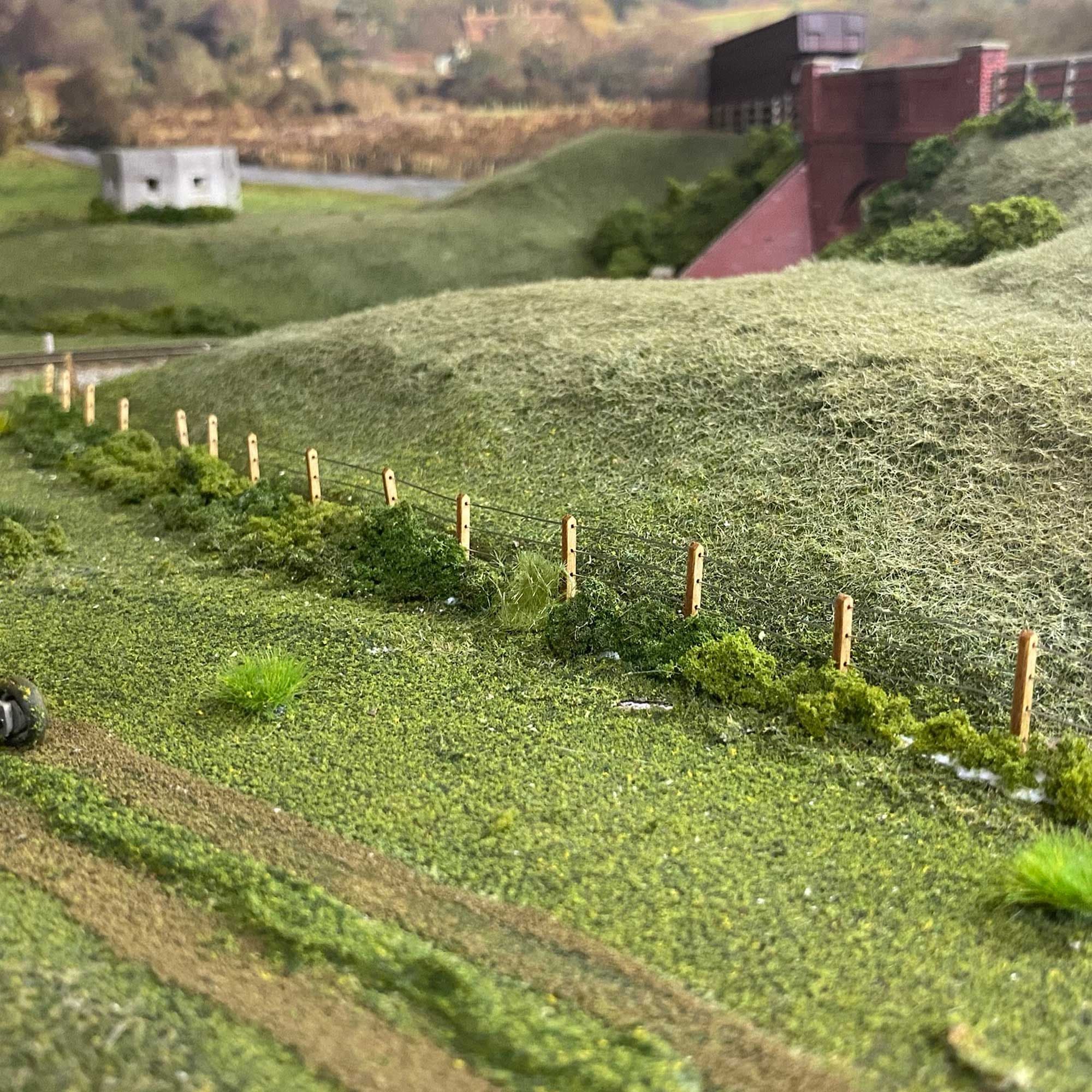 Scale Model Scenery LX056 OO/HO 4ft Post & Wire Fencing – Rails