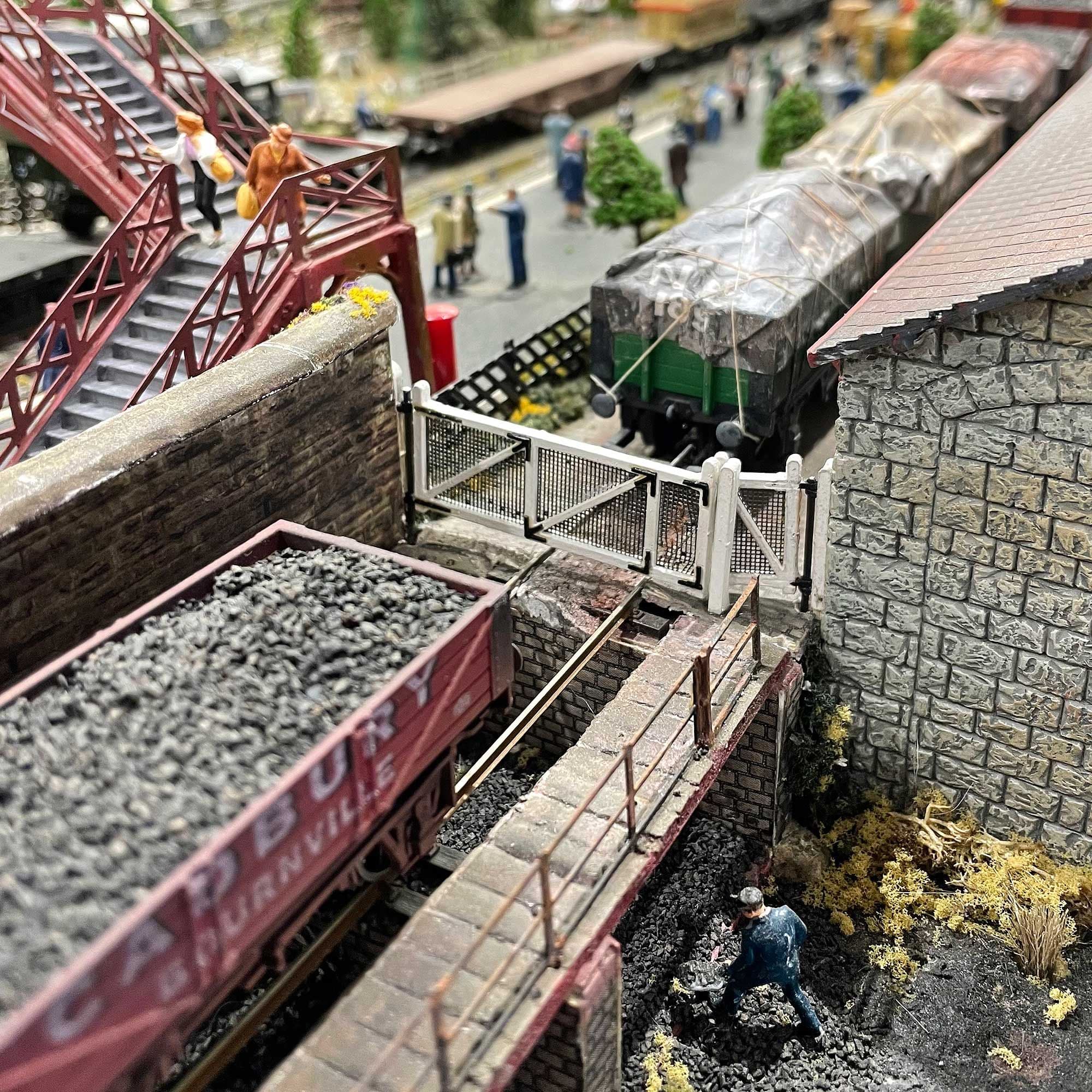 Scale Model Scenery LX484 Crossing/Yard Gates (NYMR/Goathland – Rails