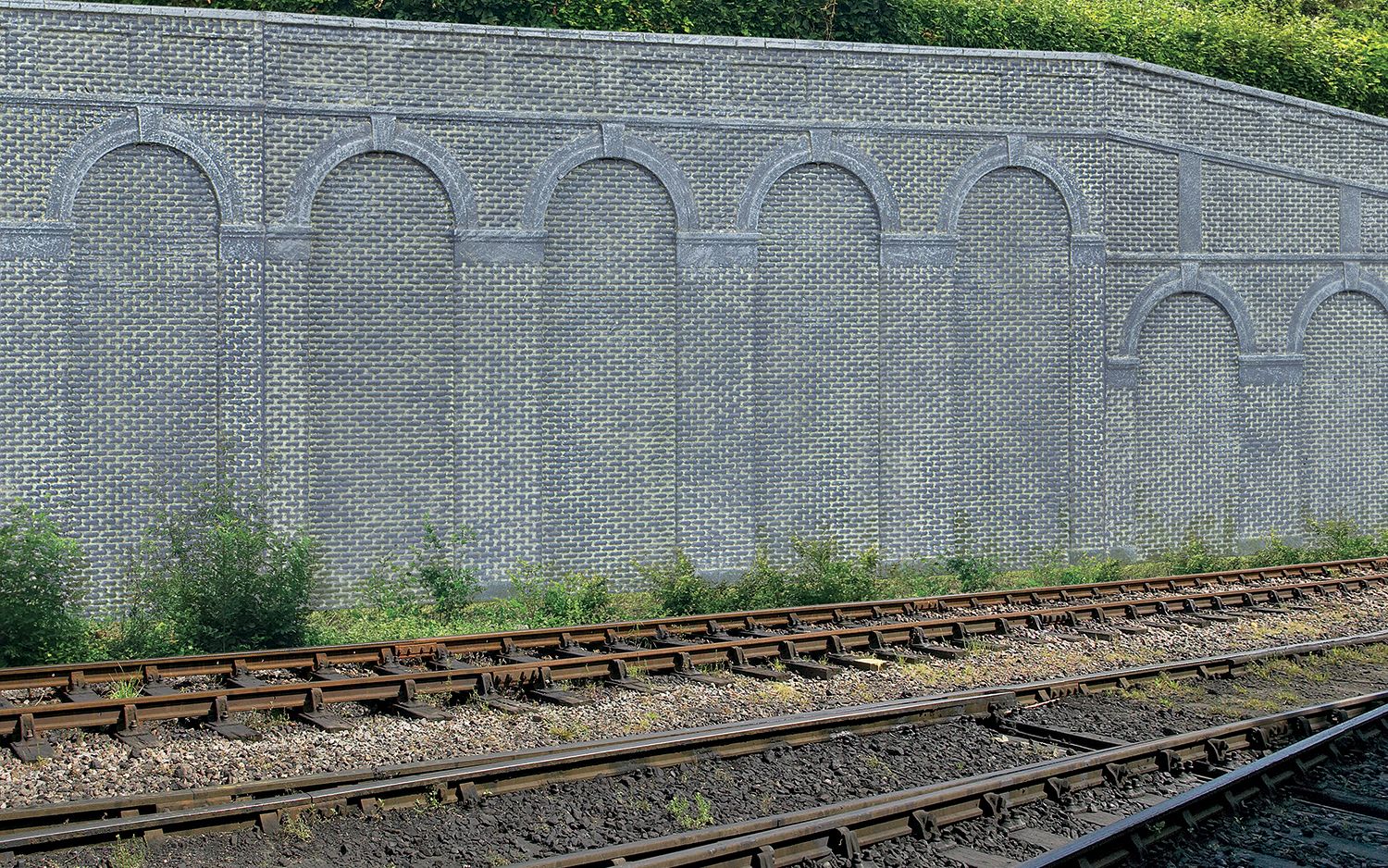 Hornby R7373 High Level Arched Retaining Walls x2 (Engineers Blue Brick ...